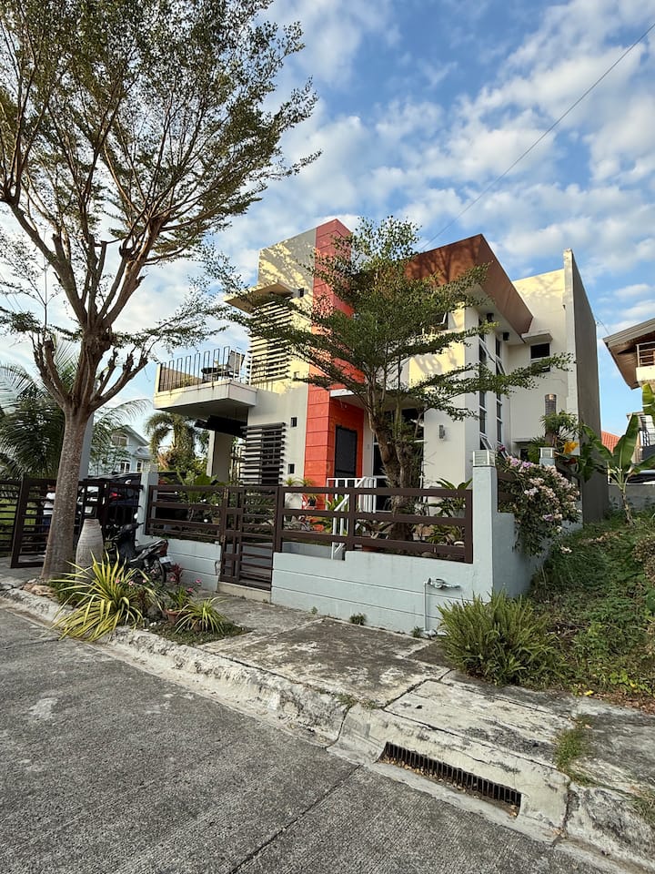 2-storey W/ Roofdeck House Near Sm & Xu Uptown - Cagayan de Oro