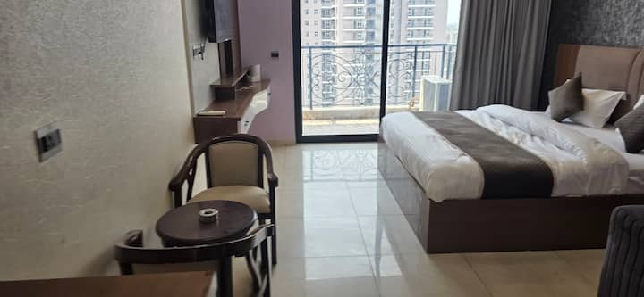 Couple Friendly Luxury Stay Omaxe Hazratganj - Lucknow