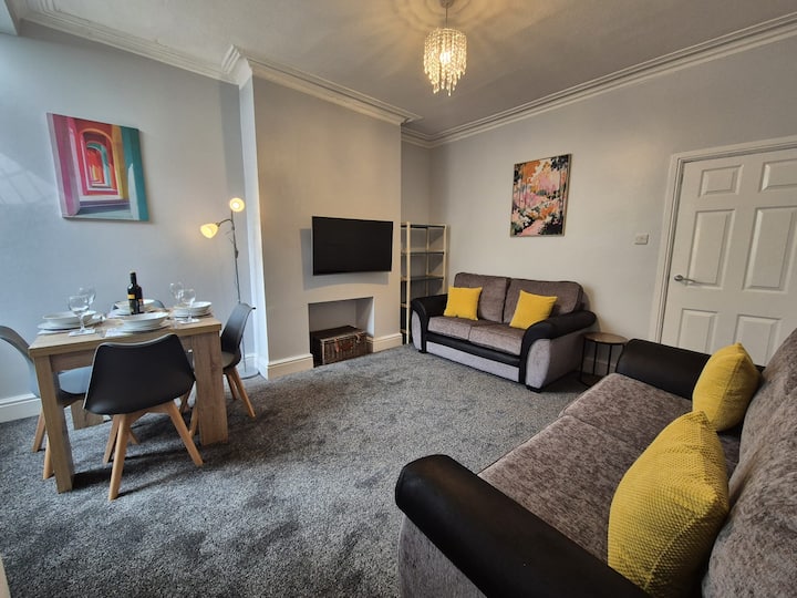 Parkside House - 3 Bedrooms, 2 Bathrooms, Sleeps 5 - Stoke-on-Trent