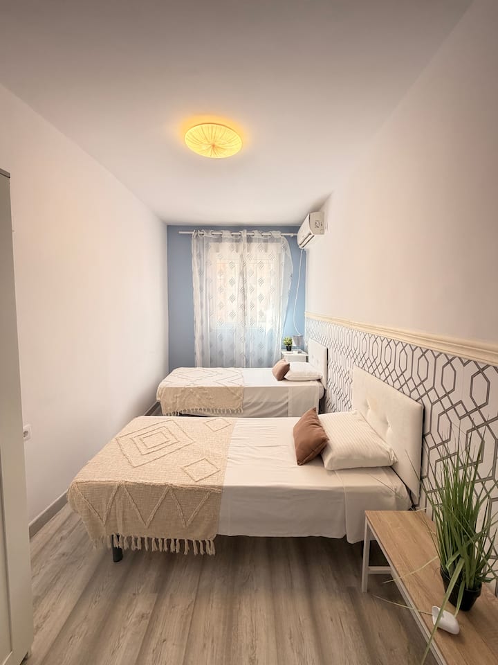 Habitación Luminosa Con Ducha Y Lavabo Privado - Valencia