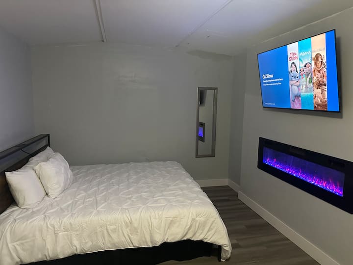 Cozy Guest House Fenced Off And Very Private 1/1 - Miami Gardens, FL