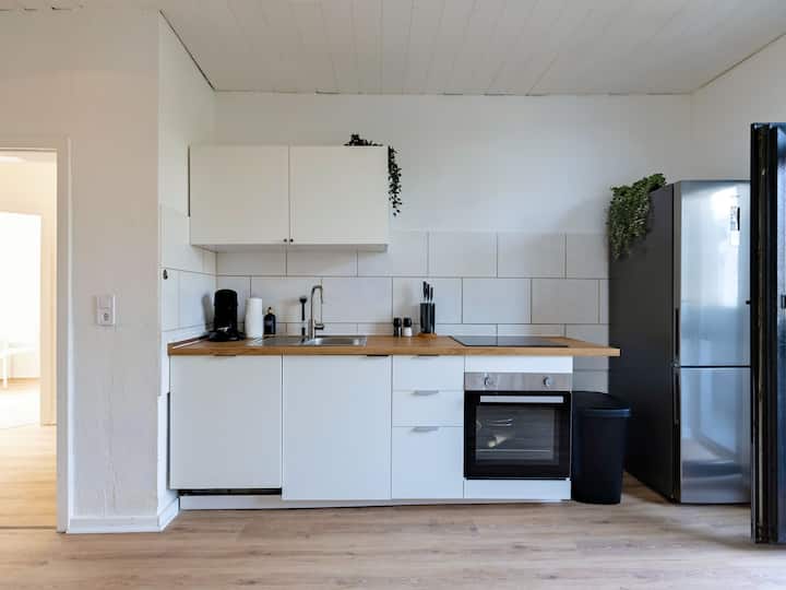 Budgetroom: 3 Sz, Balkon – Ideal Für Teams - Neuss