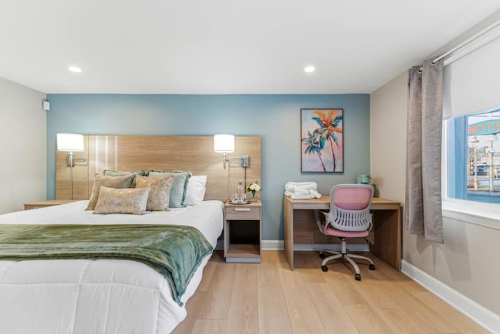 Dennis Port Surf Club Hotel - Cozy King Room - Dennis, MA