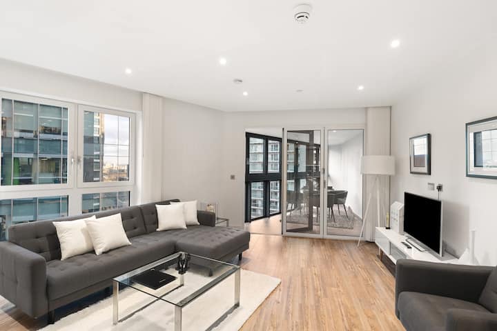 Spacious 2 Bedroom Across From Tube Station - London