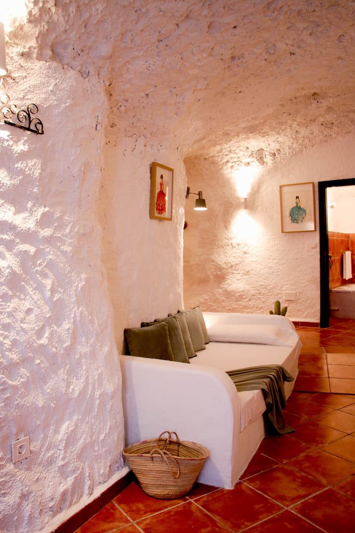 Encantadora Cueva, Paseo De Los Tristes Granada - Granada