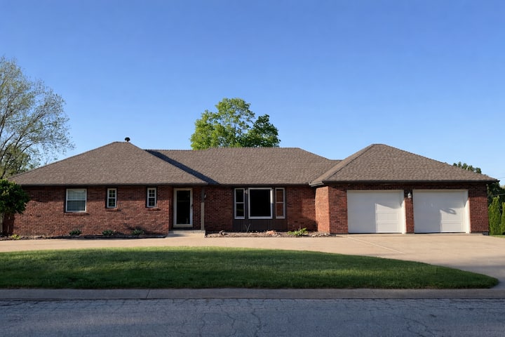 Ranch Home Sleeps 8-10
Close To Mci & Arrowhead - Platte City, MO