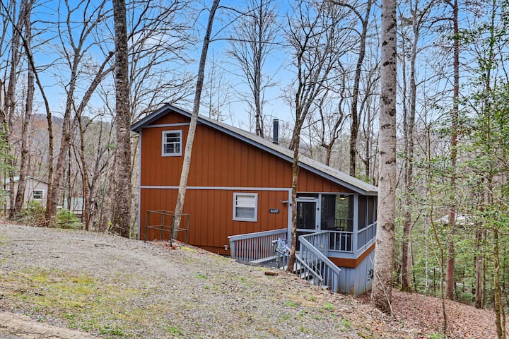 Sleepy Hollow: A Cozy Creekside Cabin - Hiawassee, GA