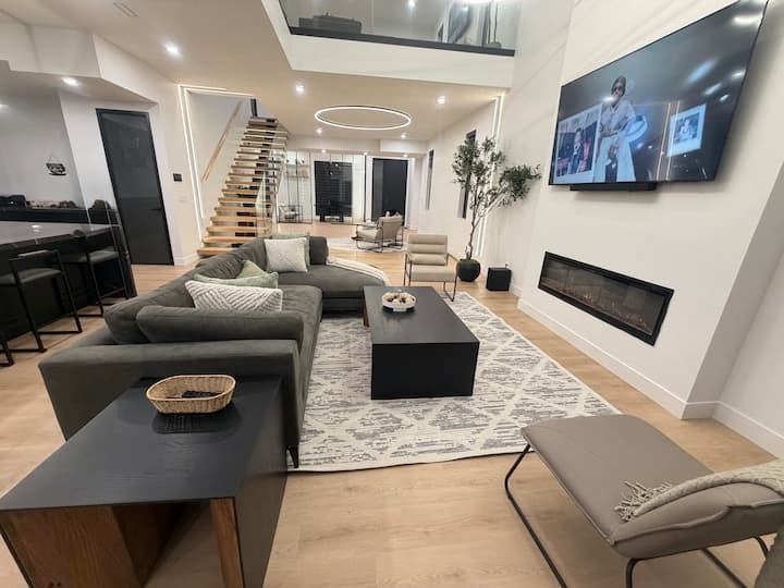 Downtown Luxe | Elegant Stay For 2 King Ensuite - High River