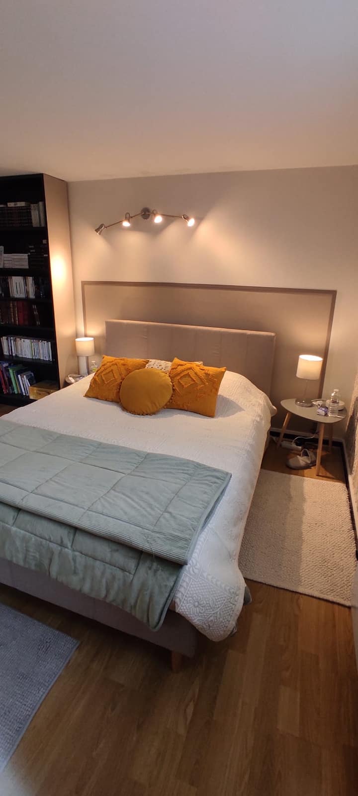 Chambre Privée Avec Sanitaires Dans Une Maison. - Machecoul