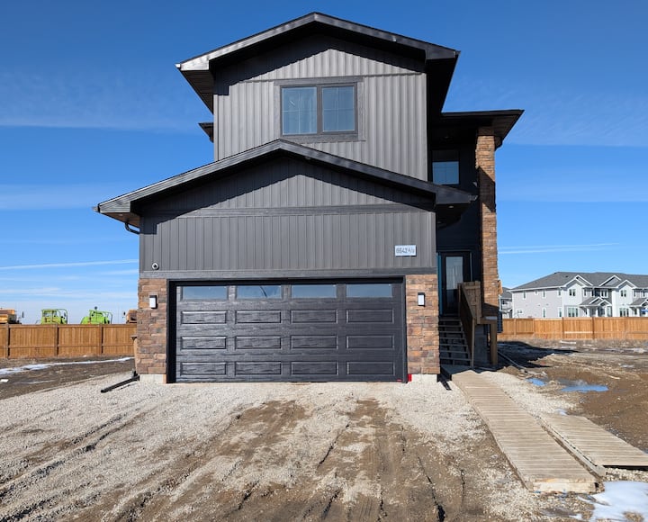 El's Nest
Brand New 2 Bedroom Suite - Near Rcmp - Regina