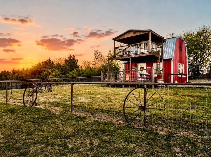 The Red Magnolia - Private Cabin/fishing/longhorns - Palmer, TX