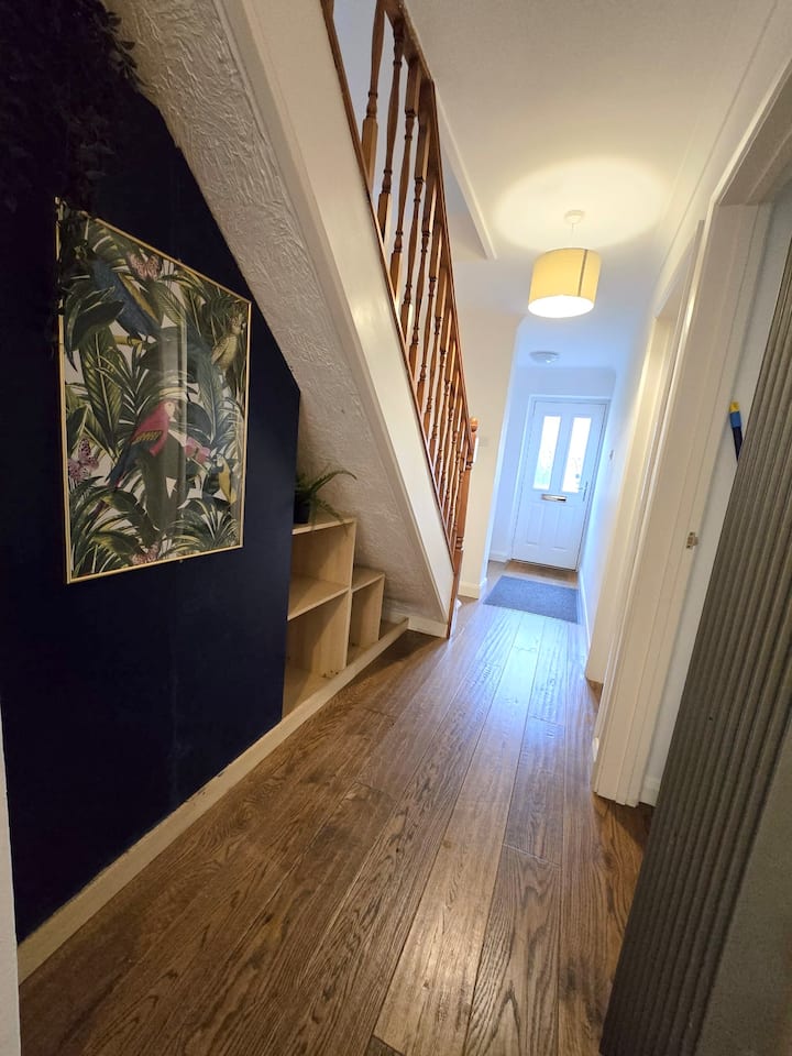 4 Bed House Stevenage Parking & Wi-fi - Stevenage