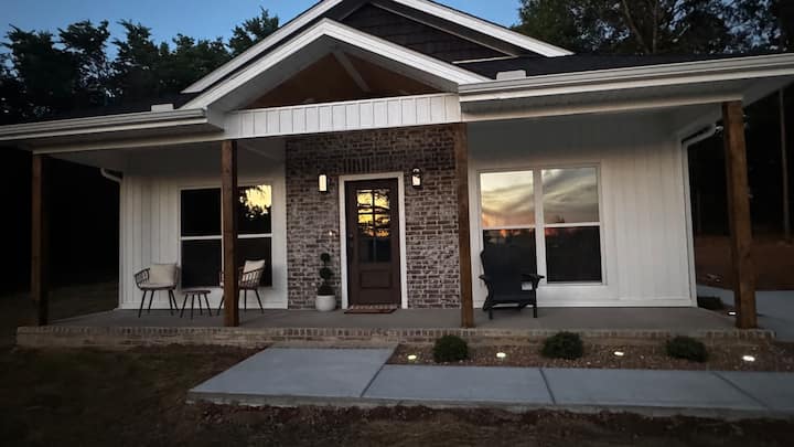 The White Charm - Clarksville, AR