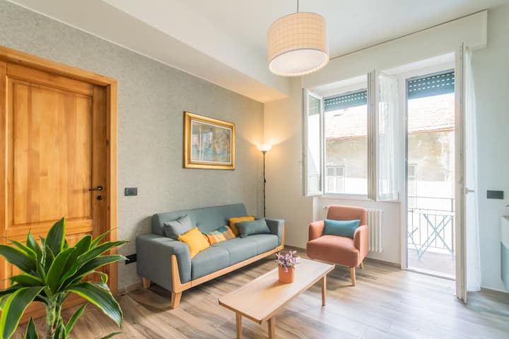 Heart Of The City: Central And Renovated 2 Bedroom - Como
