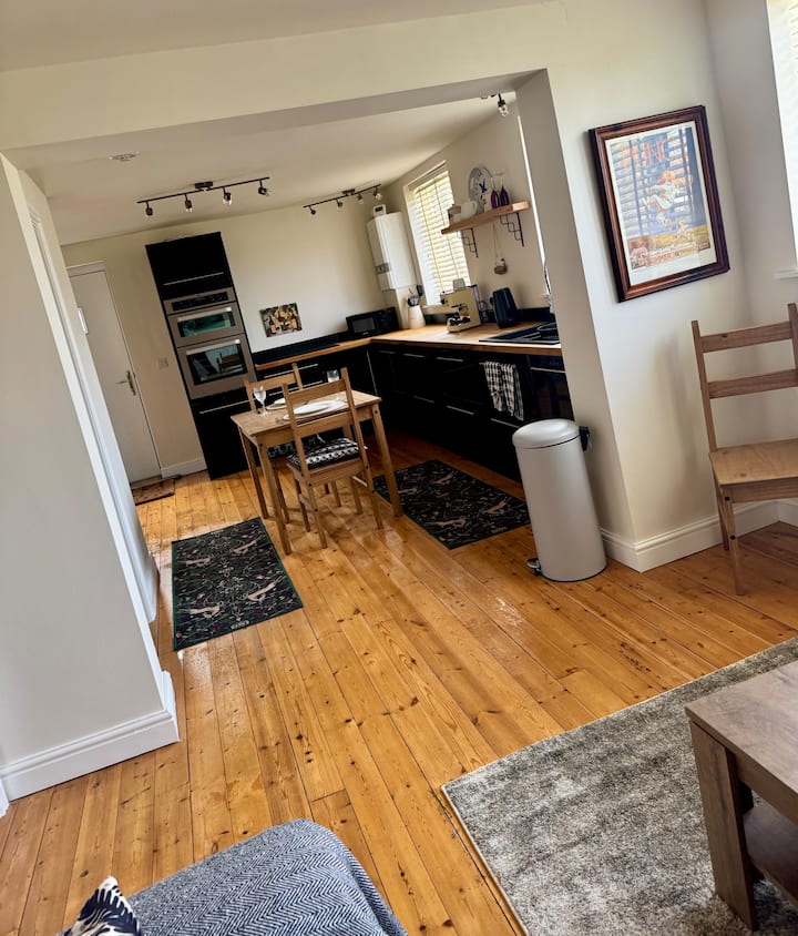 Light Airy Modern  Flat Yards From Beach. - Sutton on Sea