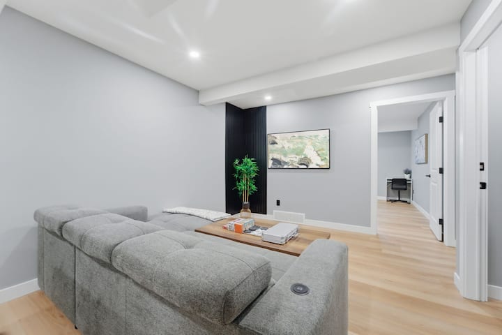 Mountain Escape Deluxe King Suite - Cochrane