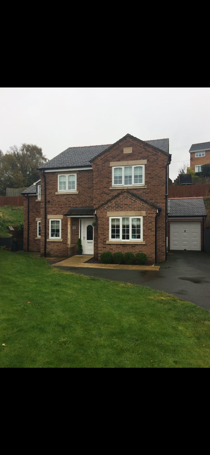Modern Detached House In Scenic Area Of Wrexham - 렉섬