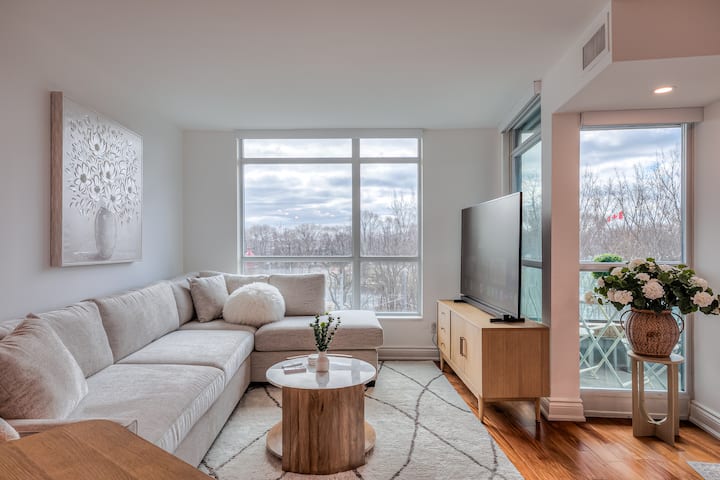 1br + Den Lake Facing Condo With Balcony & Parking - Toronto