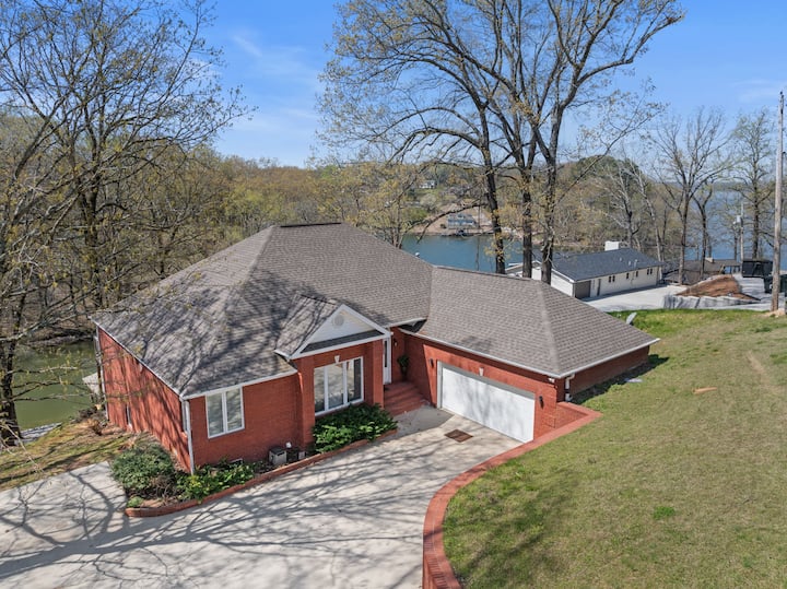 Luxury Wilson Lake House | 5br, 4ba + Boat Lift - Muscle Shoals, AL