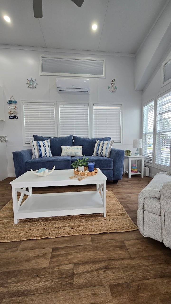 Happier In The Keys, Waterfront Tiny Home - Key Largo, FL