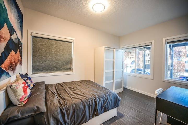 "Lovely & Cute Suit" In Whyte Ave &Near Hospital - Edmonton