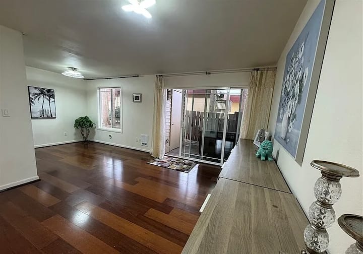 Apartment Near Main St And Crossroads In Bellevue - Bellevue, WA