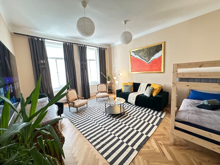 Historic Downtown Apt, Sleeps 6, Large Social Area - Prague