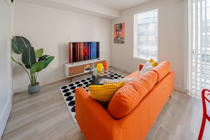 Deluxe West Hollywood Stay W/ Garage Parking - Hollywood, CA