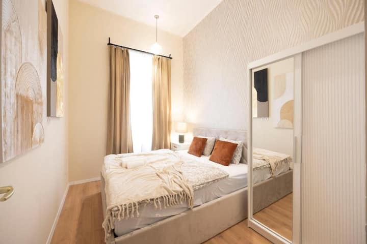Light-filled 3br Retreat - Relaxing Family Apt - Budapest