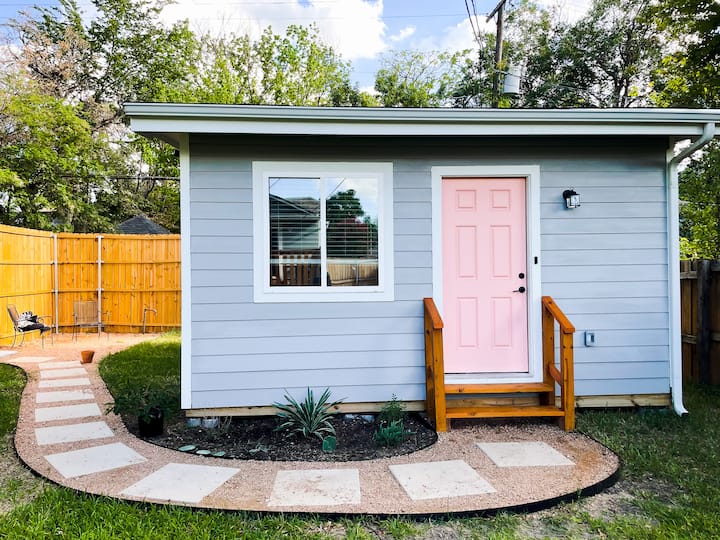 Tiny Pink Door Inn - Dallas, TX