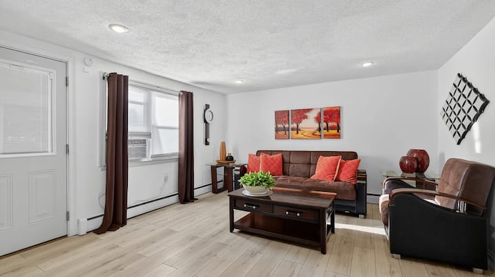 Charming 2nd Floor Unit Steps From Town Green - Branford, CT