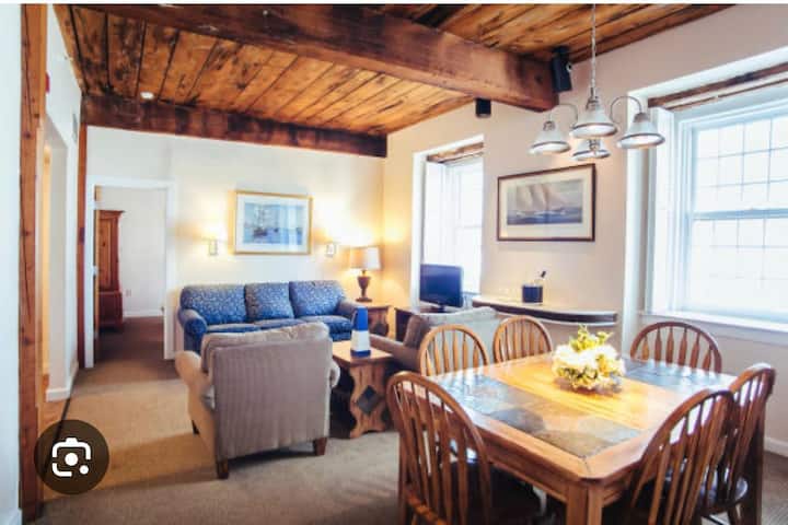 Charming Historic Building @Thames Memorial Blvd. - 紐波特