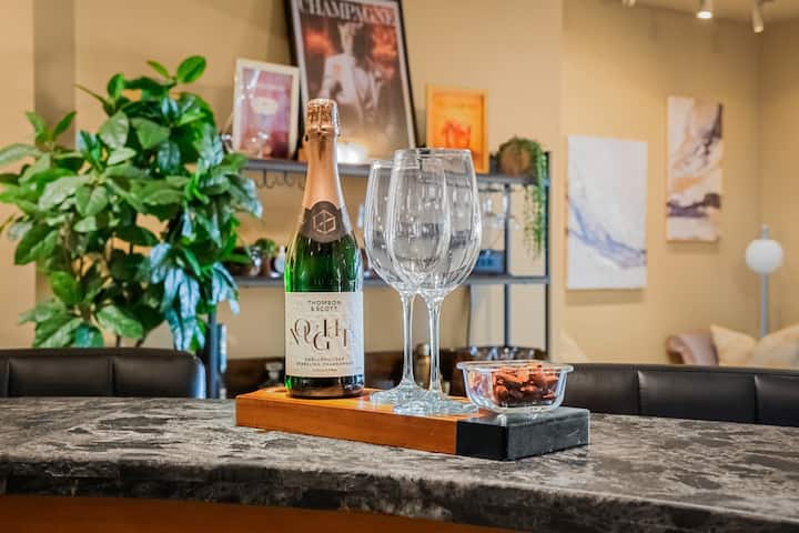 Hot Tub, Cold Plunge, Cocktail Bar, Bbq, Estate - Canada