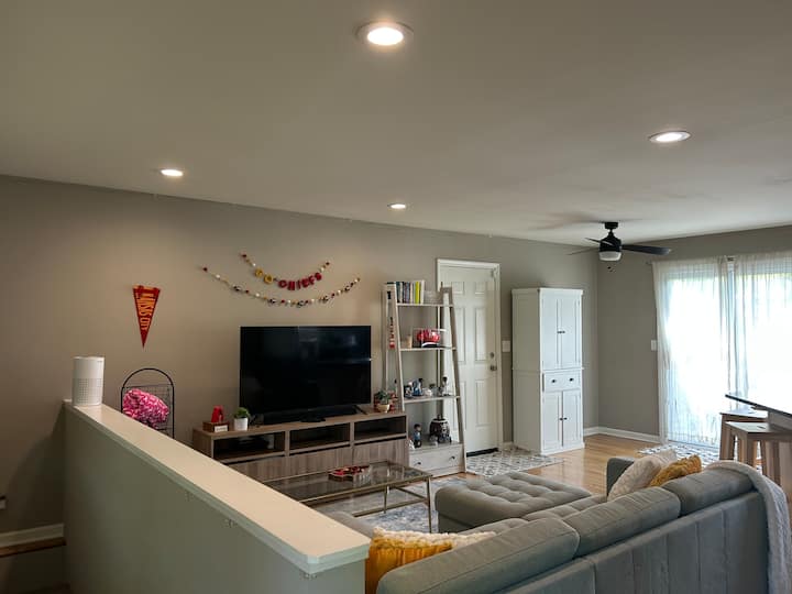 3 Bedrooms, 2 Full Bath, 15 Min From The World Cup - Longview Lake, MO