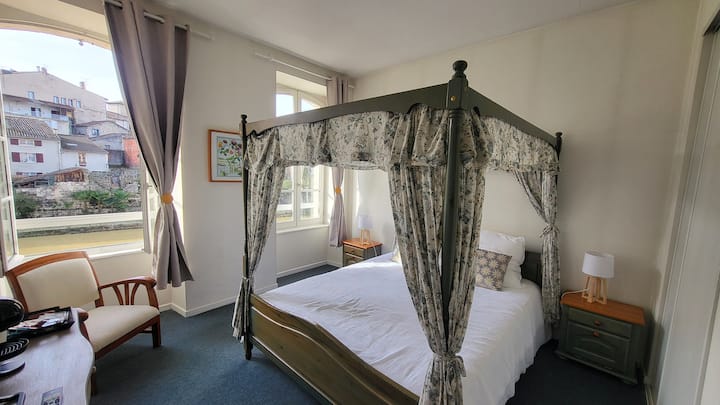 Lit à Baldaquin Et Vue Sur Rivière - Nérac