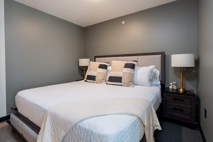 Luxury One-bedroom Apartment With City Views - Wichita, KS