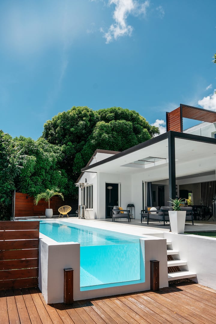 Elegant Villa With Glass-walled Pool In Tahiti - French Polynesia