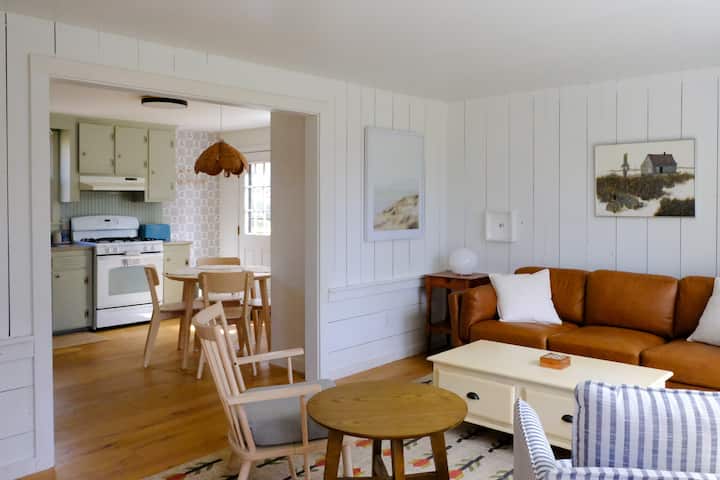 Charming Cape Cod Cottage - Prime Location! - Old Silver Beach, MA