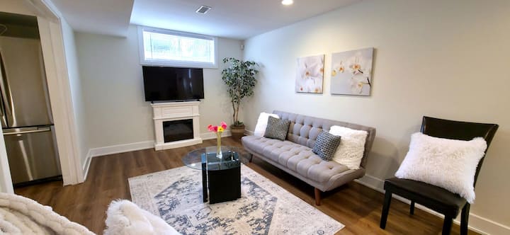 Renovated Family Home With Parking - Ottawa