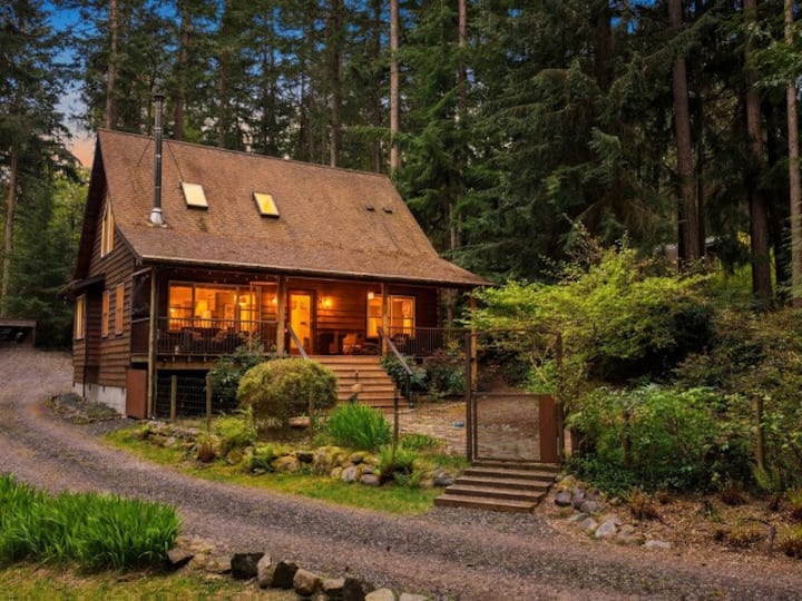 Fernweh Forest Lodge-sauna, Soaking Tub & Fire Pit - Ruston, WA