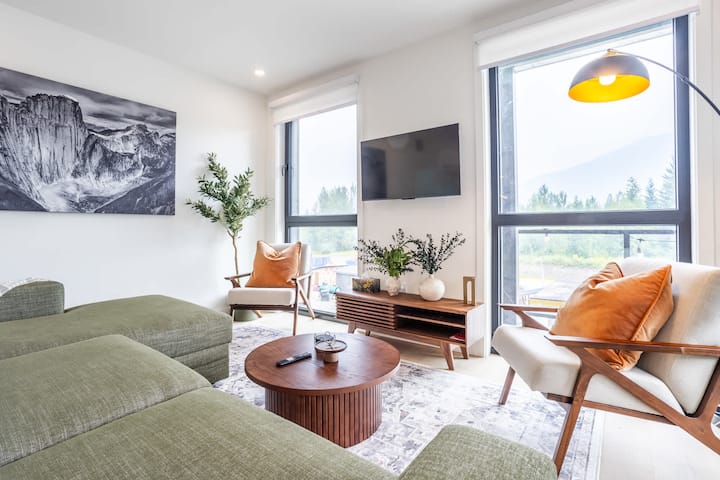Revel Heights - Large 3 Bedroom Condo - レブルストーク