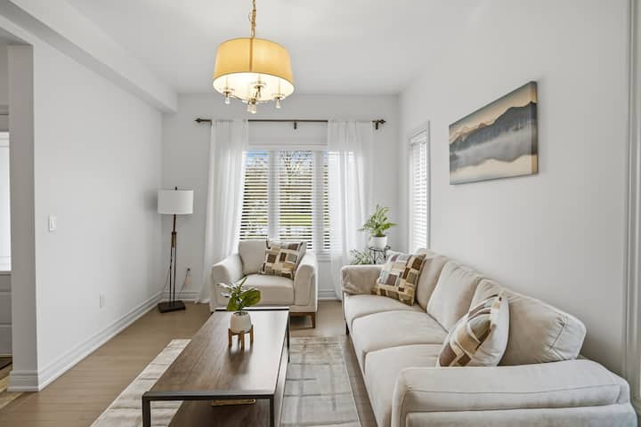Upscale 3 Bedroom Welland Retreat With Parking - Welland