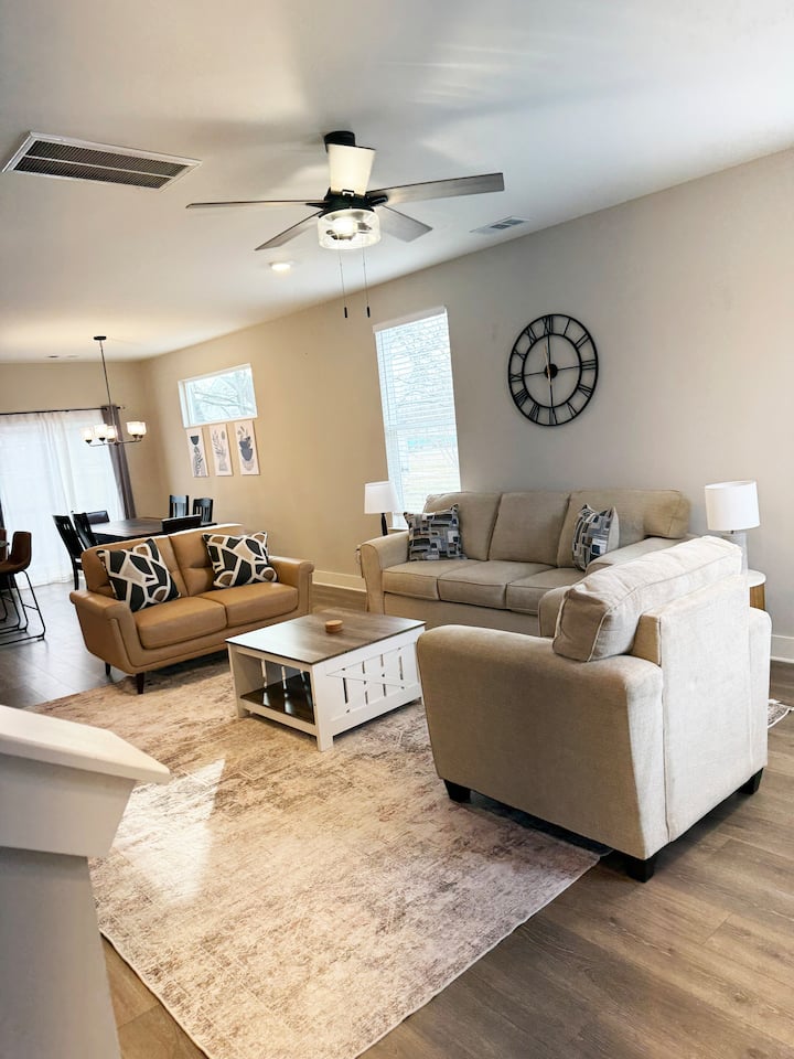 Eye-catching Designer Townhome, Sleeps 6 - Lebanon, TN