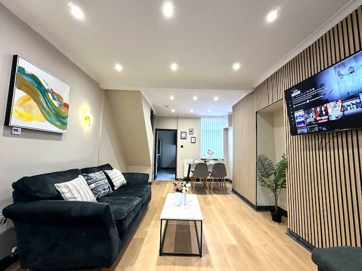 Entire House * Gated Parking Near Anfield & Centre - Liverpool