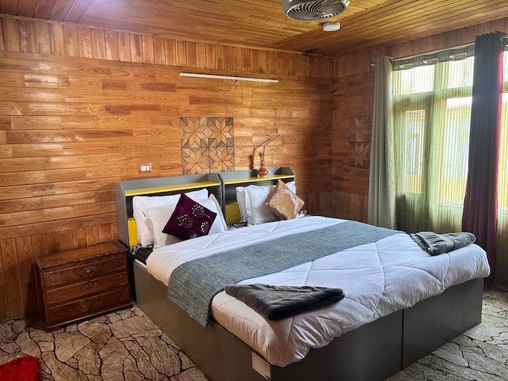 Offbeat Dal Lake Stay Boat Only Access - Srinagar