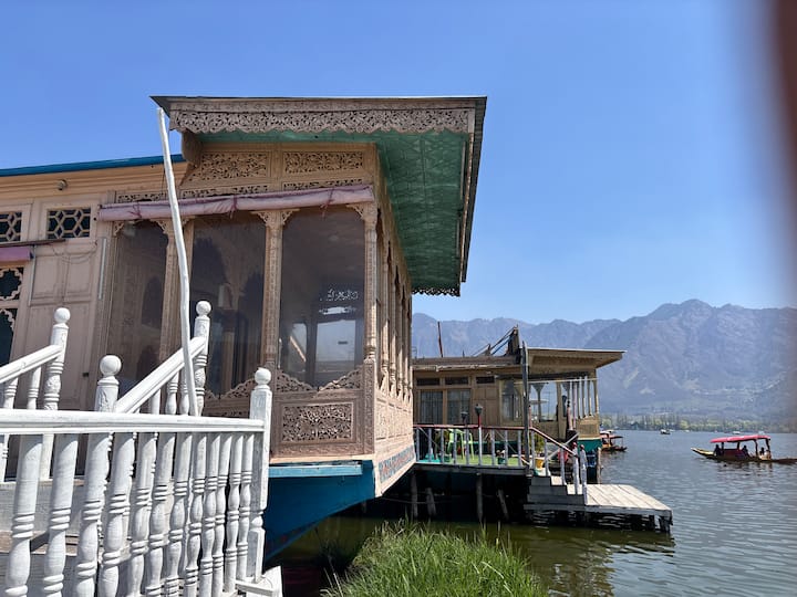 Offbeat Dal Lake Stay Boat Only Access - Srinagar