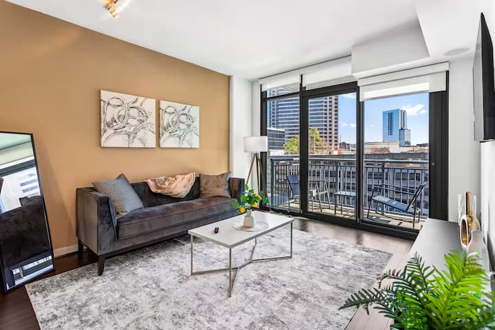 *Luxe Latte High-rise Self Check-in Balcony Views* - Atlanta, GA