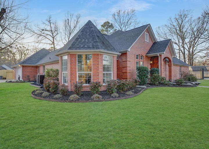 Luxury Family Home W/ Pool & Basketball Court - Texarkana, TX
