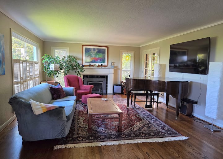 College Hill Cottage: 3 Bedroom 2 Bath W/ Hot Tub - Eugene, OR