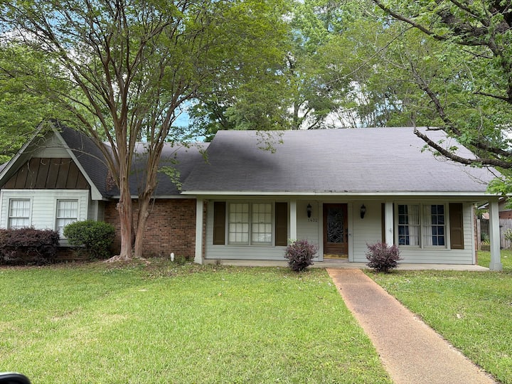 Spacious Modern Home | Quiet Jackson Gem - Jackson, MS